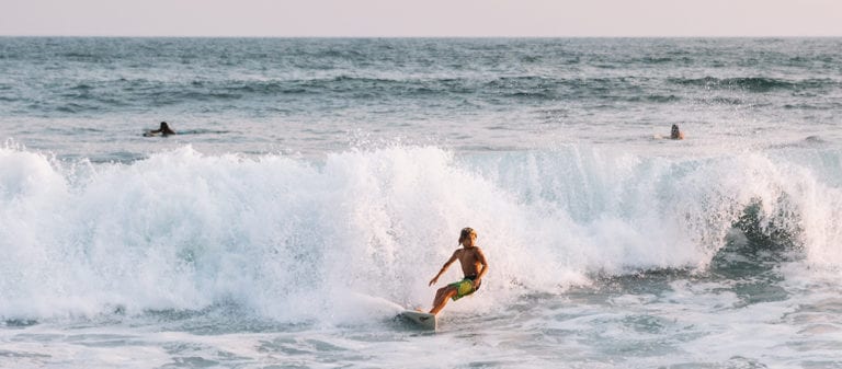 Surfing with kids: all our tips - Little Guest